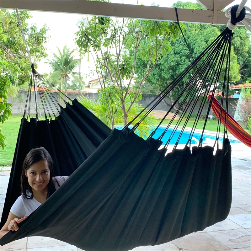 A rede é feita em tecido confortável, resistente às intempéries.